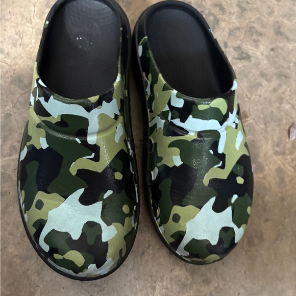 OOFOS | Shoes | Oofos Oocloog Limited Edition Jungle Camouflage Clogs ...